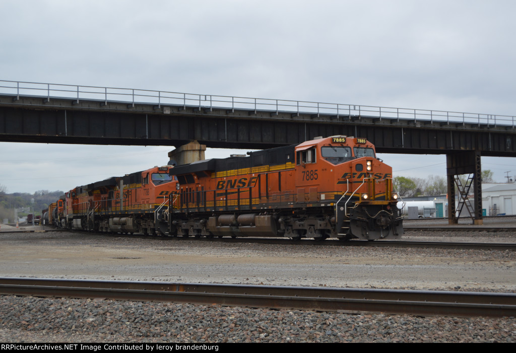 BNSF 7885 leads the TULGAL at santa fe jct